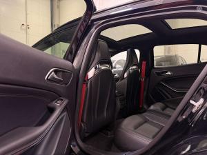 Melns Mercedes-Benz gla-45-amg 2016 Viļņa, ar dzinēja tilpumu 1.99 L un nobraukumu 140 tūkst. km par 23990 €, foto 32 vietnē AUTOMOTO.COM.LV