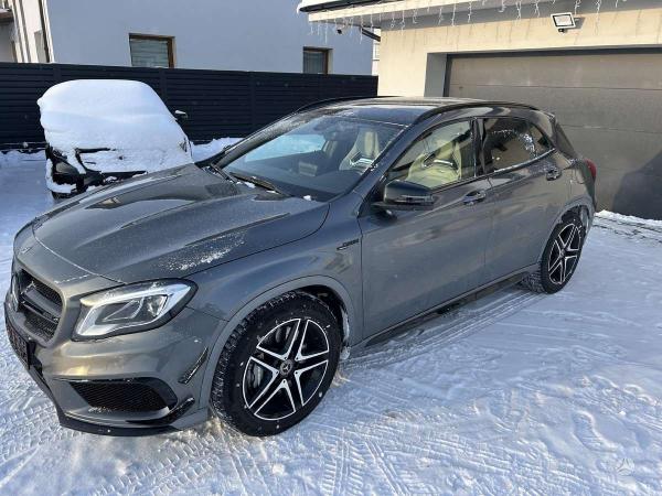 Pelēks Mercedes-Benz gla-45-amg 2015 Viļņa, ar dzinēja tilpumu 1.99 L un nobraukumu 146 tūkst. km par 25500 €, foto 2 vietnē AUTOMOTO.COM.LV