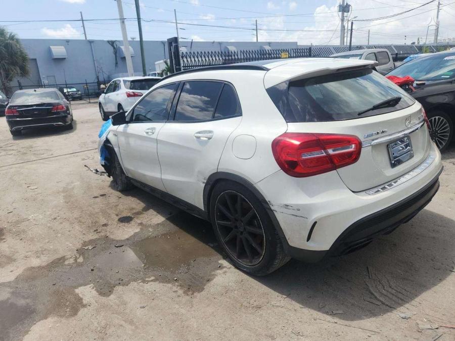 White Mercedes-Benz gla-45-amg 2016 in Vilnius, with an engine capacity of 2.00 L and mileage of 150 thousand km for 8800 €, photo 3 on AUTOMOTO.COM.LV
