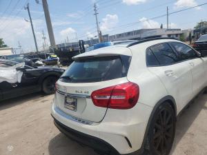 White Mercedes-Benz gla-45-amg 2016 in Vilnius, with an engine capacity of 2.00 L and mileage of 150 thousand km for 8800 €, photo 4 on AUTOMOTO.COM.LV