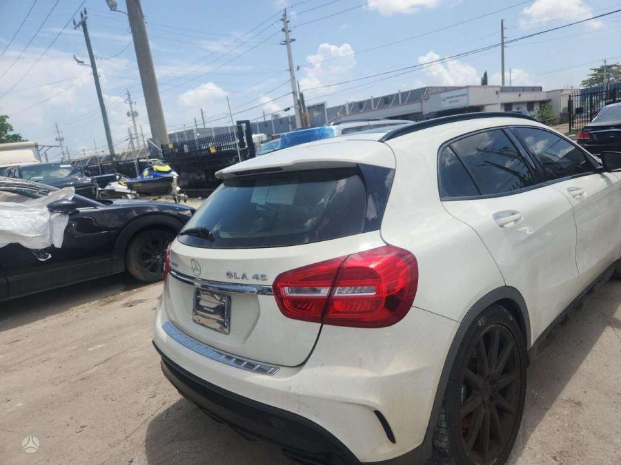 White Mercedes-Benz gla-45-amg 2016 in Vilnius, with an engine capacity of 2.00 L and mileage of 150 thousand km for 8800 €, photo 4 on AUTOMOTO.COM.LV