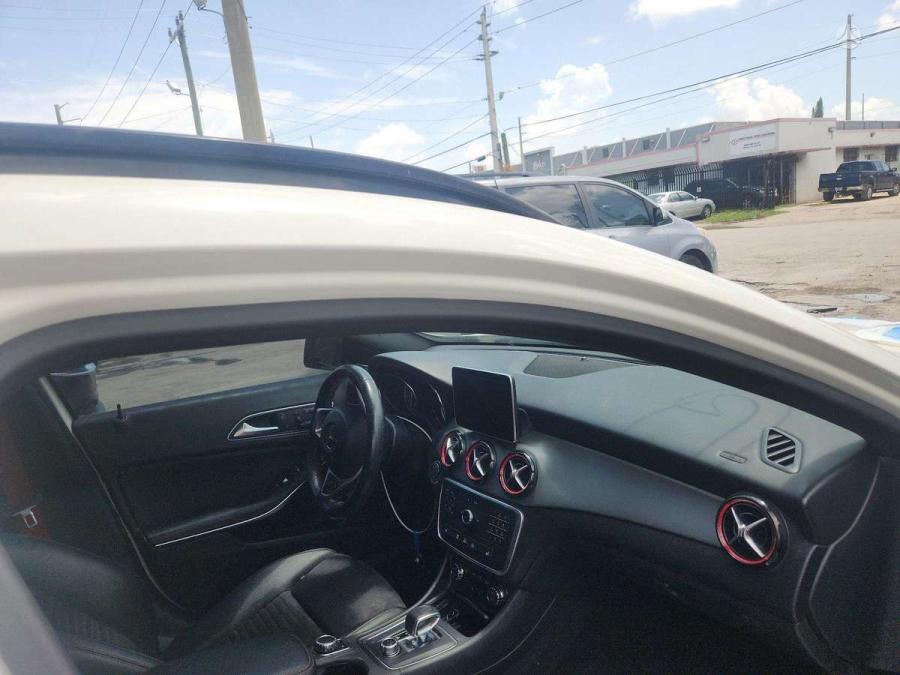 White Mercedes-Benz gla-45-amg 2016 in Vilnius, with an engine capacity of 2.00 L and mileage of 150 thousand km for 8800 €, photo 8 on AUTOMOTO.COM.LV