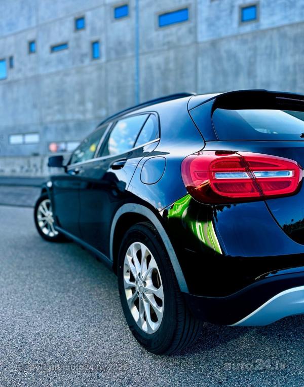 Black Mercedes-Benz GLA-Class 2015 in Tallinn, with an engine capacity of 1.60 L and mileage of 72 thousand km for 14000 €, photo 4 on AUTOMOTO.COM.LV