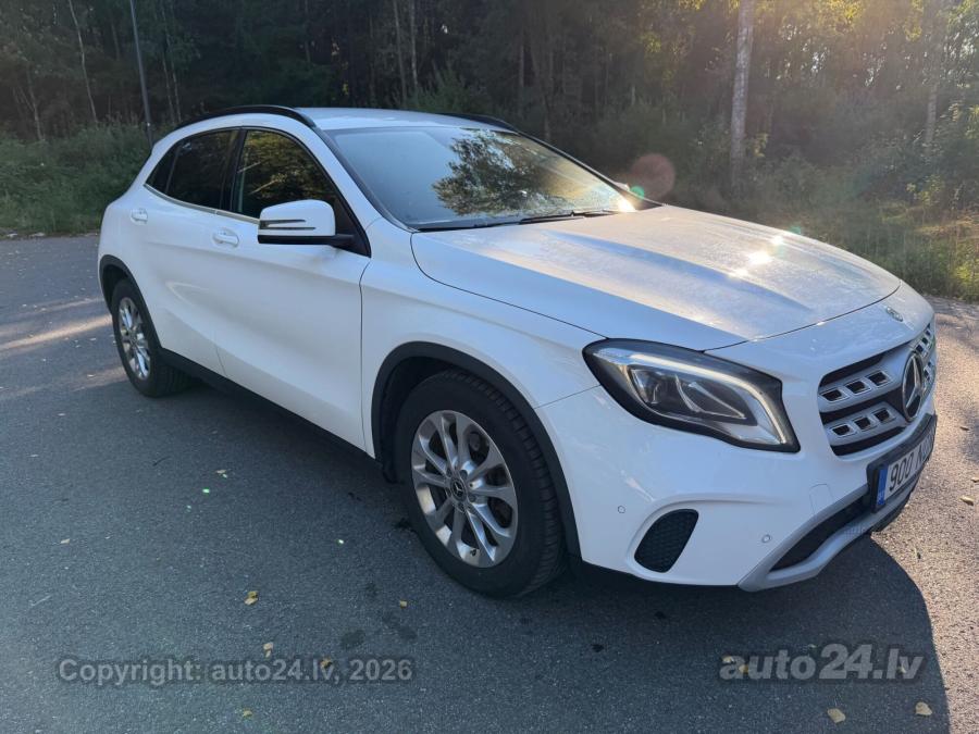 White Mercedes-Benz GLA-Class 2018 in Tallinn, with an engine capacity of 2.10 L and mileage of 230 thousand km for 13900 €, photo 3 on AUTOMOTO.COM.LV