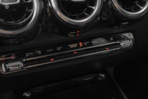 Black Mercedes-Benz GLB 200 2023 in Vilnius, with an engine capacity of 1.95 L and mileage of 28 thousand km for 31900 €, photo 31 on AUTOMOTO.COM.LV