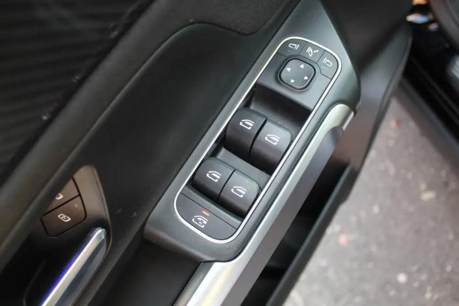 Melns Mercedes-Benz GLB 200 2020 Liepāja, ar dzinēja tilpumu 2.00 L un nobraukumu 358 tūkst. km par 20250 €, foto 12 vietnē AUTOMOTO.COM.LV