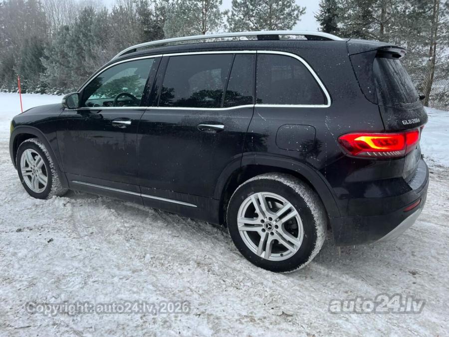 Melns Mercedes-Benz GLB-Class 2023 Tallina, ar dzinēja tilpumu 2.00 L un nobraukumu 86 tūkst. km par 40900 €, foto 4 vietnē AUTOMOTO.COM.LV