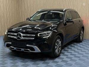Black Mercedes-Benz GLC 200 2019 in Marijampole, with an engine capacity of 1.99 L and mileage of 114 thousand km for 25350 €, photo 3 on AUTOMOTO.COM.LV