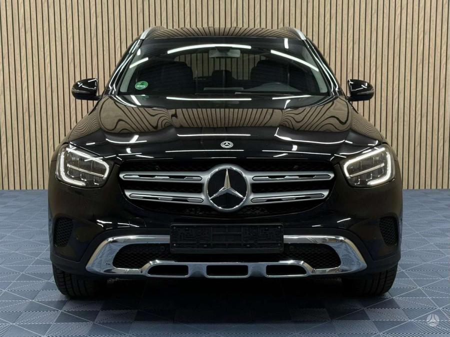 Black Mercedes-Benz GLC 200 2019 in Marijampole, with an engine capacity of 1.99 L and mileage of 114 thousand km for 25350 €, photo 4 on AUTOMOTO.COM.LV