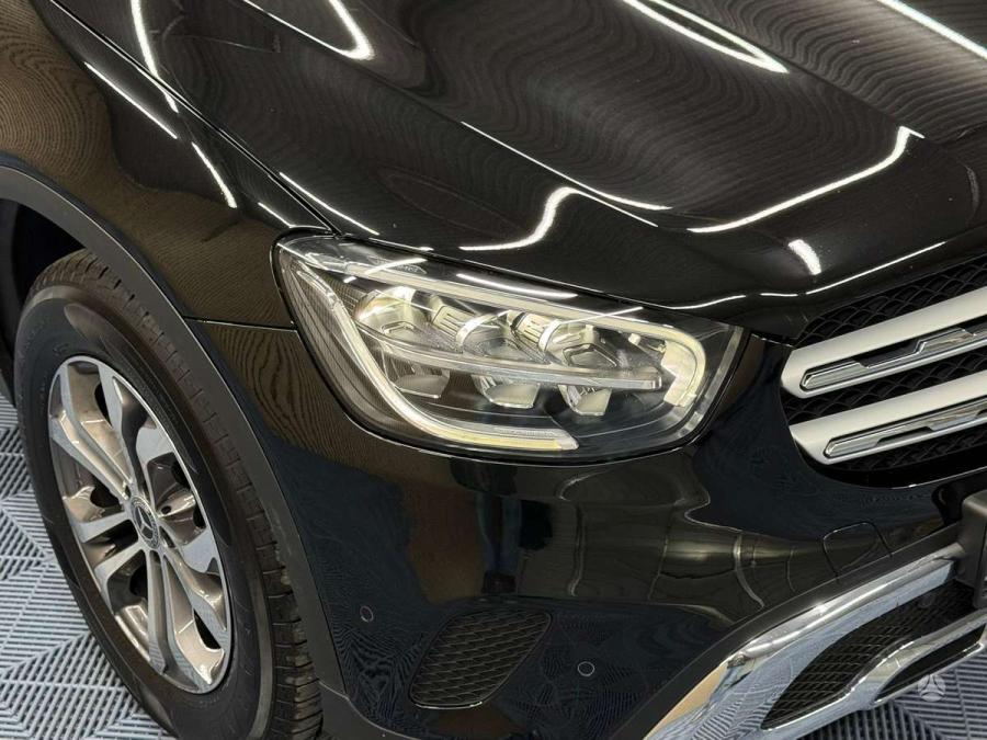 Black Mercedes-Benz GLC 200 2019 in Marijampole, with an engine capacity of 1.99 L and mileage of 114 thousand km for 25350 €, photo 5 on AUTOMOTO.COM.LV