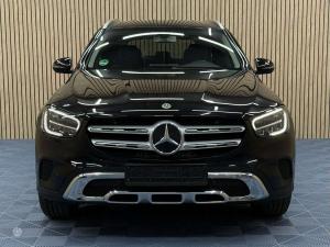 Black Mercedes-Benz GLC 200 2019 in Marijampole, with an engine capacity of 1.99 L and mileage of 114 thousand km for 24990 €, photo 4 on AUTOMOTO.COM.LV