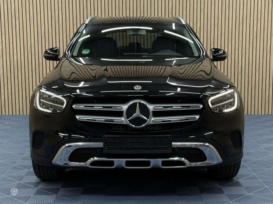 Black Mercedes-Benz GLC 200 2019 in Marijampole, with an engine capacity of 1.99 L and mileage of 114 thousand km for 24990 €, photo 4 on AUTOMOTO.COM.LV