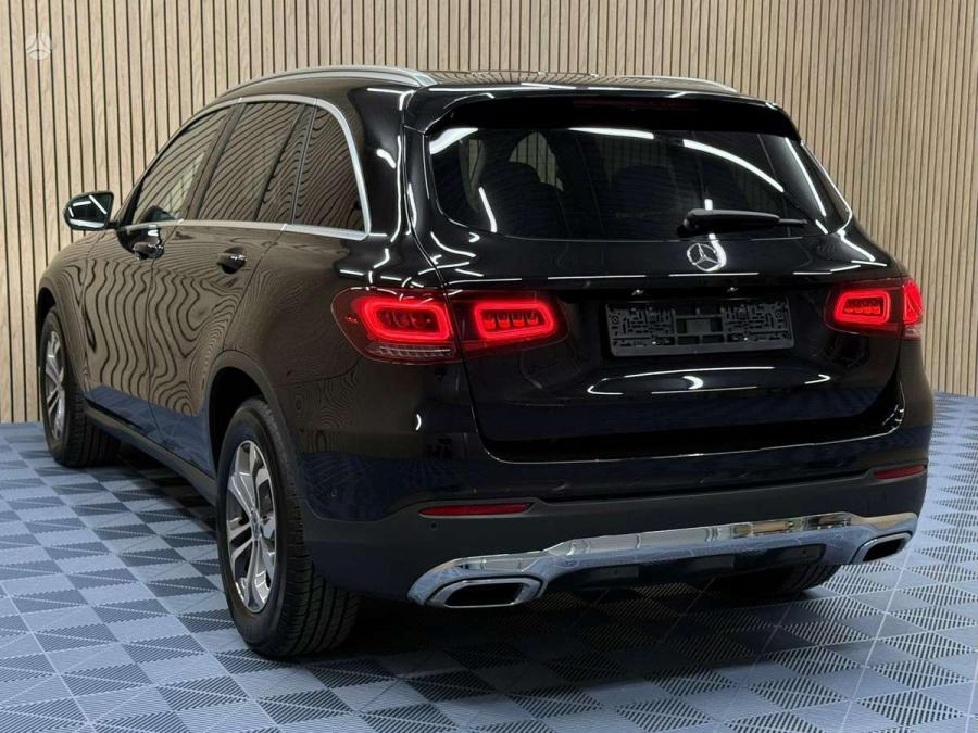 Black Mercedes-Benz GLC 200 2019 in Marijampole, with an engine capacity of 1.99 L and mileage of 114 thousand km for 24990 €, photo 6 on AUTOMOTO.COM.LV