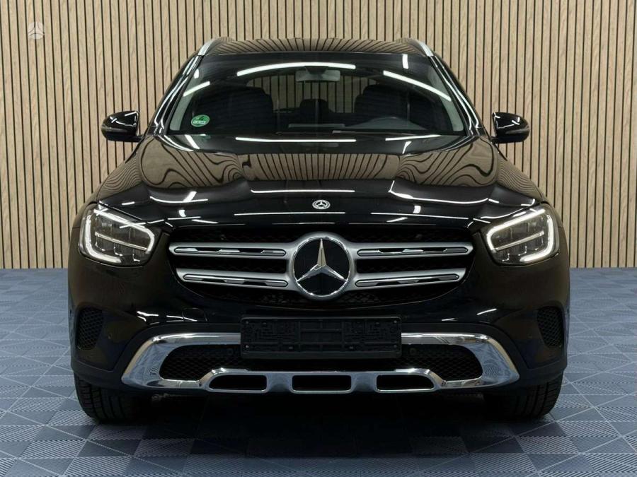 Black Mercedes-Benz GLC 200 2019 in Marijampole, with an engine capacity of 1.99 L and mileage of 114 thousand km for 24990 €, photo 4 on AUTOMOTO.COM.LV