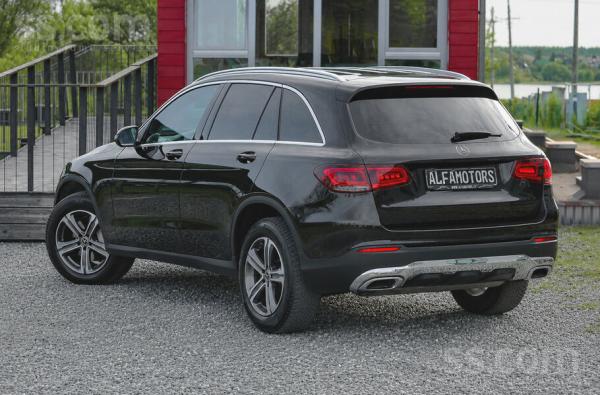 Black Mercedes-Benz GLC 200 2020 in Riga, with an engine capacity of 2.00 L and mileage of 85 thousand km for 32990 €, photo 3 on AUTOMOTO.COM.LV