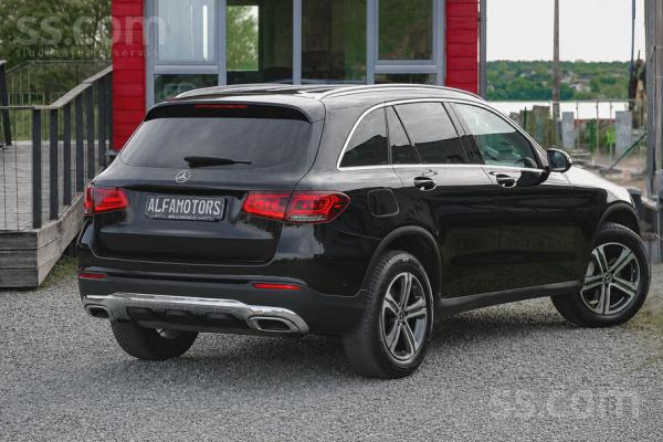 Black Mercedes-Benz GLC 200 2020 in Riga, with an engine capacity of 2.00 L and mileage of 85 thousand km for 32990 €, photo 4 on AUTOMOTO.COM.LV