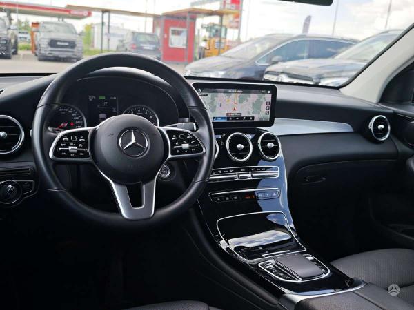 Black Mercedes-Benz GLC 200 2021 in Vilnius, with an engine capacity of 1.99 L and mileage of 78 thousand km for 34000 €, photo 4 on AUTOMOTO.COM.LV