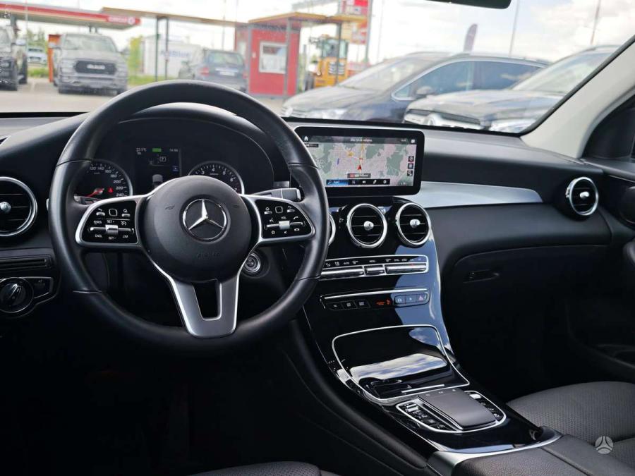 Black Mercedes-Benz GLC 200 2021 in Vilnius, with an engine capacity of 1.99 L and mileage of 78 thousand km for 34000 €, photo 5 on AUTOMOTO.COM.LV