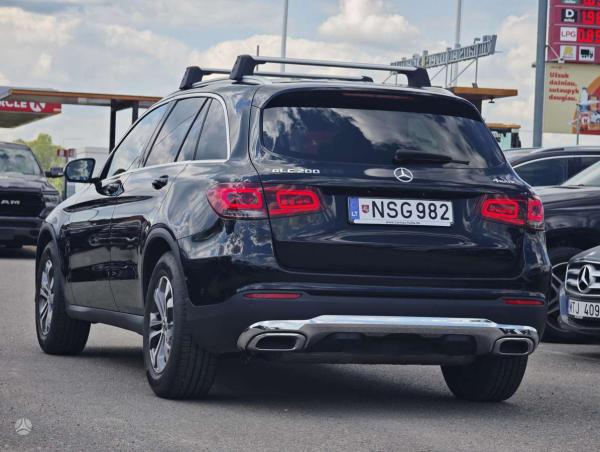 Black Mercedes-Benz GLC 200 2021 in Vilnius, with an engine capacity of 1.99 L and mileage of 78 thousand km for 34000 €, photo 7 on AUTOMOTO.COM.LV