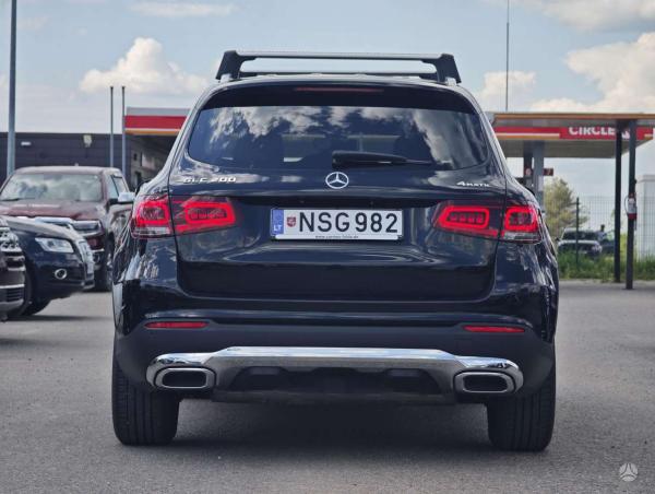 Black Mercedes-Benz GLC 200 2021 in Vilnius, with an engine capacity of 1.99 L and mileage of 78 thousand km for 34000 €, photo 8 on AUTOMOTO.COM.LV