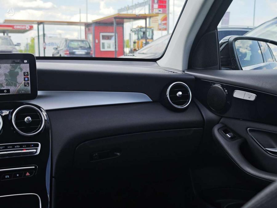 Black Mercedes-Benz GLC 200 2021 in Vilnius, with an engine capacity of 1.99 L and mileage of 78 thousand km for 34000 €, photo 19 on AUTOMOTO.COM.LV