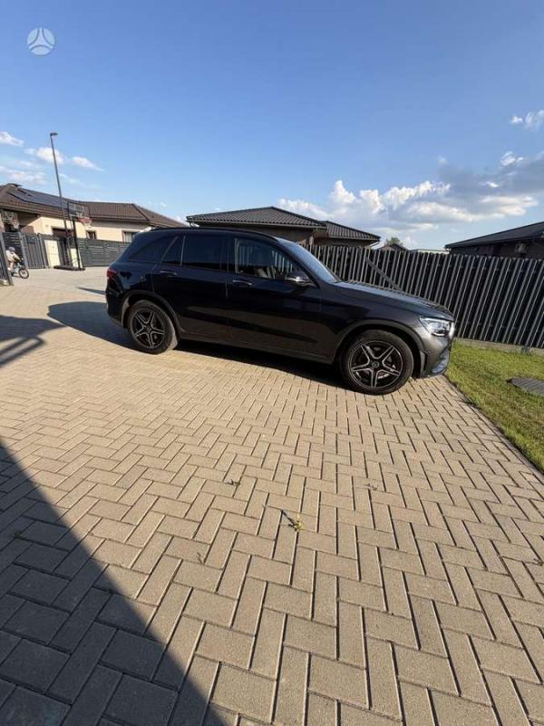 Black Mercedes-Benz GLC 200 2022 in Vilnius, with an engine capacity of 1.99 L and mileage of 57 thousand km for 36400 €, photo 1 on AUTOMOTO.COM.LV