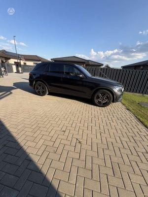 Black Mercedes-Benz GLC 200 2022 in Vilnius, with an engine capacity of 1.99 L and mileage of 57 thousand km for 36400 €, photo  on AUTOMOTO.COM.LV