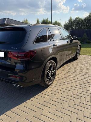 Melns Mercedes-Benz GLC 200 2022 Viļņa, ar dzinēja tilpumu 1.99 L un nobraukumu 57 tūkst. km par 36400 €, foto 3 vietnē AUTOMOTO.COM.LV