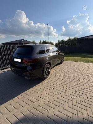 Melns Mercedes-Benz GLC 200 2022 Viļņa, ar dzinēja tilpumu 1.99 L un nobraukumu 57 tūkst. km par 36400 €, foto 4 vietnē AUTOMOTO.COM.LV