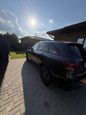 Melns Mercedes-Benz GLC 200 2022 Viļņa, ar dzinēja tilpumu 1.99 L un nobraukumu 57 tūkst. km par 36400 €, foto 6 vietnē AUTOMOTO.COM.LV