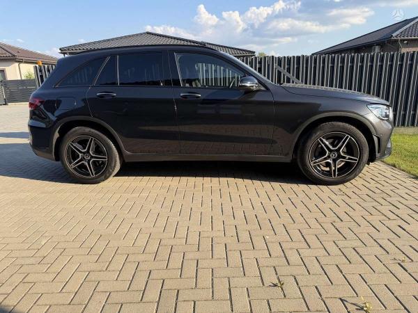 Black Mercedes-Benz GLC 200 2022 in Vilnius, with an engine capacity of 1.99 L and mileage of 57 thousand km for 36400 €, photo 7 on AUTOMOTO.COM.LV