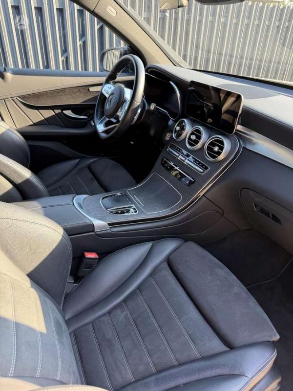 Black Mercedes-Benz GLC 200 2022 in Vilnius, with an engine capacity of 1.99 L and mileage of 57 thousand km for 36400 €, photo 9 on AUTOMOTO.COM.LV