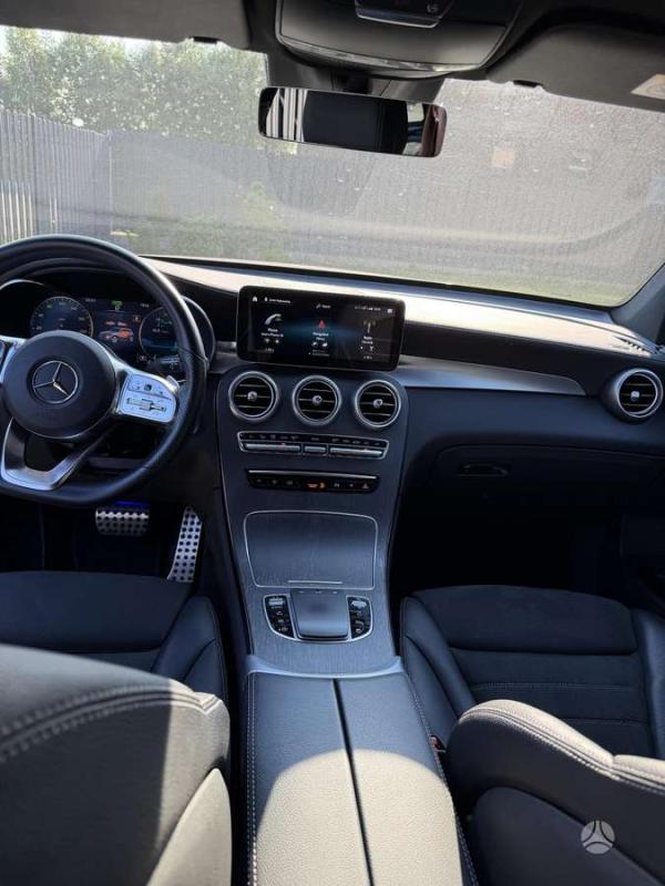 Black Mercedes-Benz GLC 200 2022 in Vilnius, with an engine capacity of 1.99 L and mileage of 57 thousand km for 36400 €, photo 10 on AUTOMOTO.COM.LV