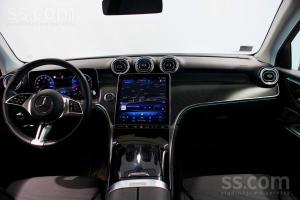 Melns Mercedes-Benz GLC 200 2023 Rīga, ar dzinēja tilpumu 2.00 L un nobraukumu 28 tūkst. km par 47900 €, foto 31 vietnē AUTOMOTO.COM.LV