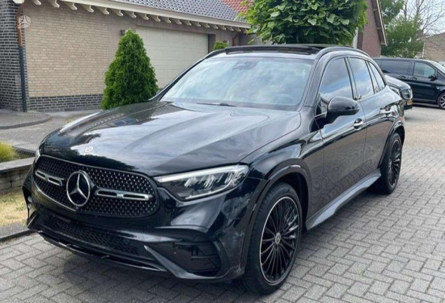 Black Mercedes-Benz GLC 200 2025 in Kaunas, with an engine capacity of 1.99 L and mileage of 30 thousand km for 42990 €, photo 1 on AUTOMOTO.COM.LV