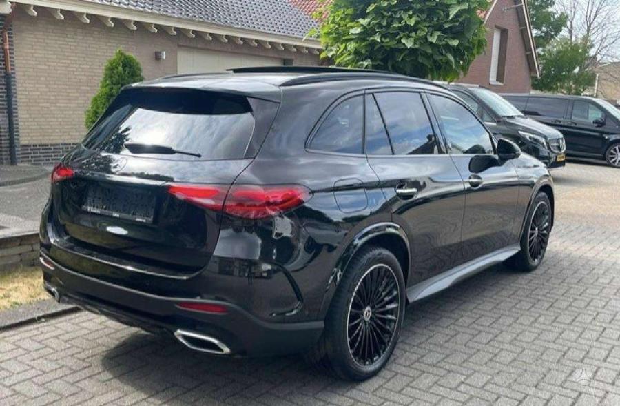 Black Mercedes-Benz GLC 200 2025 in Kaunas, with an engine capacity of 1.99 L and mileage of 30 thousand km for 42990 €, photo 4 on AUTOMOTO.COM.LV