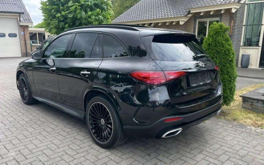 Black Mercedes-Benz GLC 200 2025 in Kaunas, with an engine capacity of 1.99 L and mileage of 30 thousand km for 42990 €, photo 5 on AUTOMOTO.COM.LV