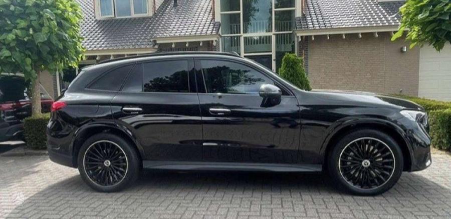 Black Mercedes-Benz GLC 200 2025 in Kaunas, with an engine capacity of 1.99 L and mileage of 30 thousand km for 42990 €, photo 7 on AUTOMOTO.COM.LV