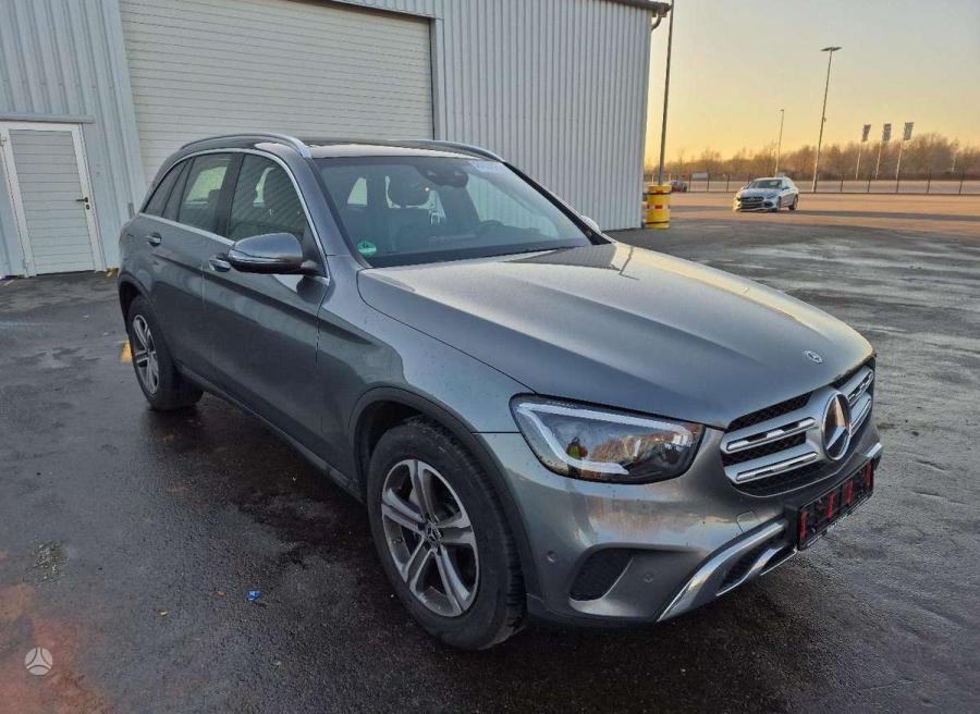 Pelēks Mercedes-Benz GLC 200 2020 Klaipėda, ar dzinēja tilpumu 1.99 L un nobraukumu 38 tūkst. km par 13600 €, foto 1 vietnē AUTOMOTO.COM.LV