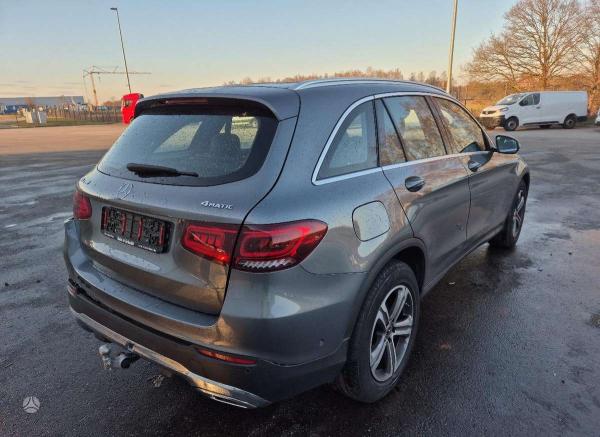 Pelēks Mercedes-Benz GLC 200 2020 Klaipėda, ar dzinēja tilpumu 1.99 L un nobraukumu 38 tūkst. km par 13600 €, foto 4 vietnē AUTOMOTO.COM.LV
