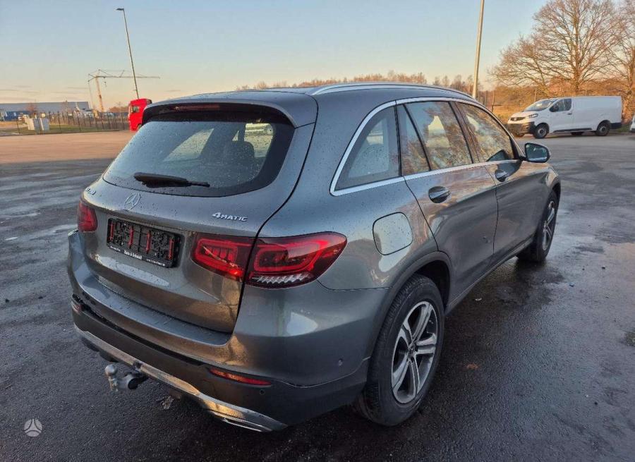 Pelēks Mercedes-Benz GLC 200 2020 Klaipėda, ar dzinēja tilpumu 1.99 L un nobraukumu 38 tūkst. km par 13600 €, foto 4 vietnē AUTOMOTO.COM.LV