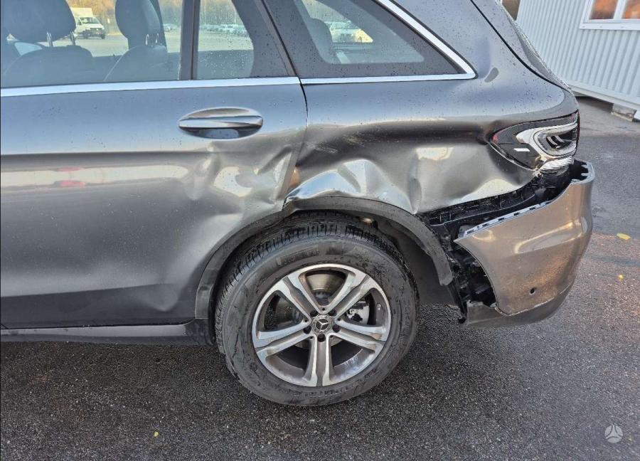 Pelēks Mercedes-Benz GLC 200 2020 Klaipėda, ar dzinēja tilpumu 1.99 L un nobraukumu 38 tūkst. km par 13600 €, foto 9 vietnē AUTOMOTO.COM.LV
