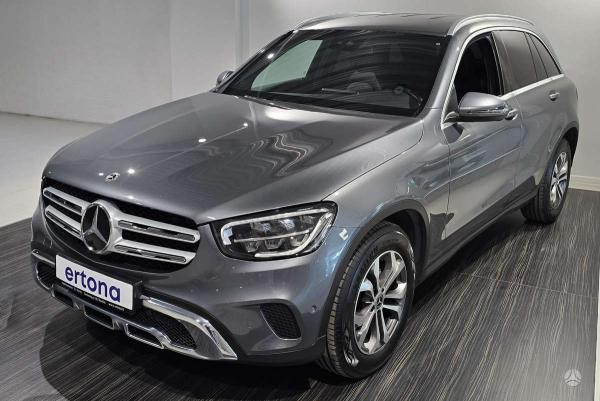 Grey Mercedes-Benz GLC 200 2020 in Siauliai, with an engine capacity of 1.99 L and mileage of 84 thousand km for 32900 €, photo 2 on AUTOMOTO.COM.LV