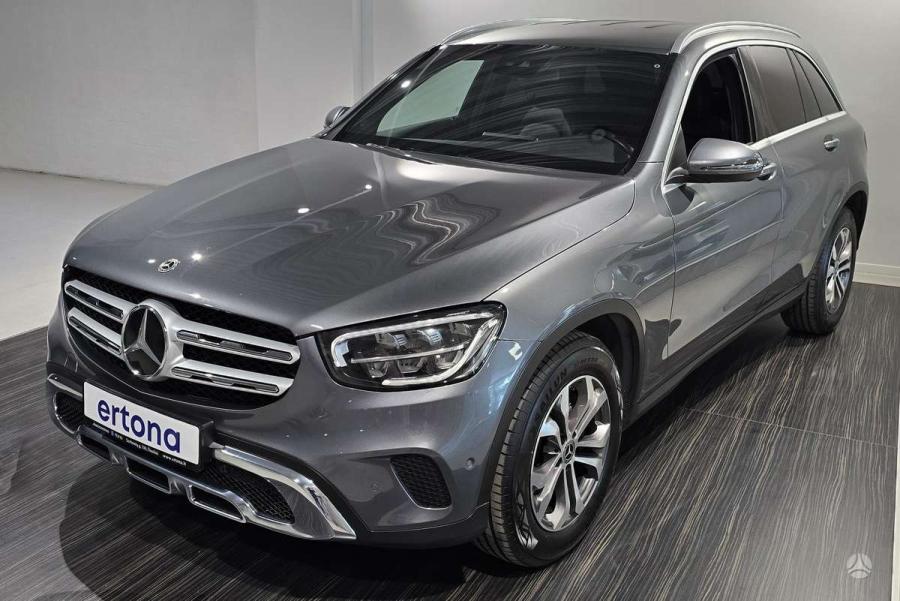 Grey Mercedes-Benz GLC 200 2020 in Siauliai, with an engine capacity of 1.99 L and mileage of 84 thousand km for 32900 €, photo 3 on AUTOMOTO.COM.LV
