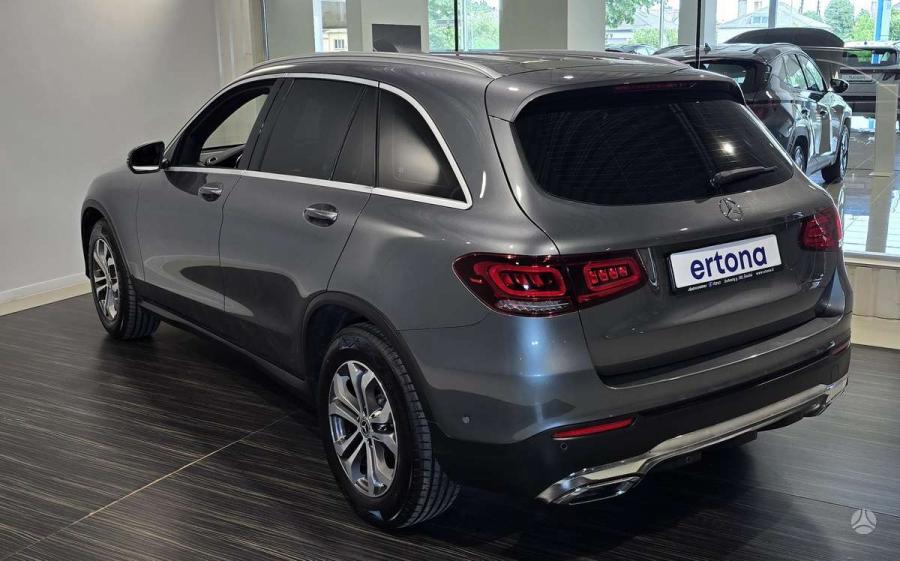 Grey Mercedes-Benz GLC 200 2020 in Siauliai, with an engine capacity of 1.99 L and mileage of 84 thousand km for 32900 €, photo 4 on AUTOMOTO.COM.LV