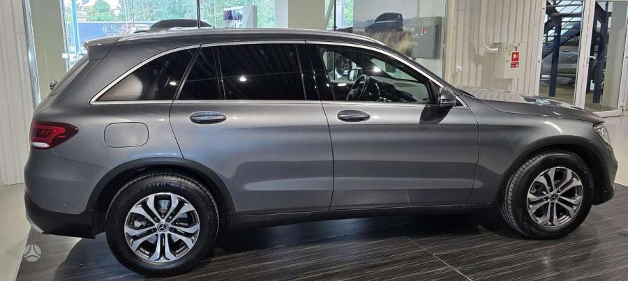 Grey Mercedes-Benz GLC 200 2020 in Siauliai, with an engine capacity of 1.99 L and mileage of 84 thousand km for 32900 €, photo 7 on AUTOMOTO.COM.LV