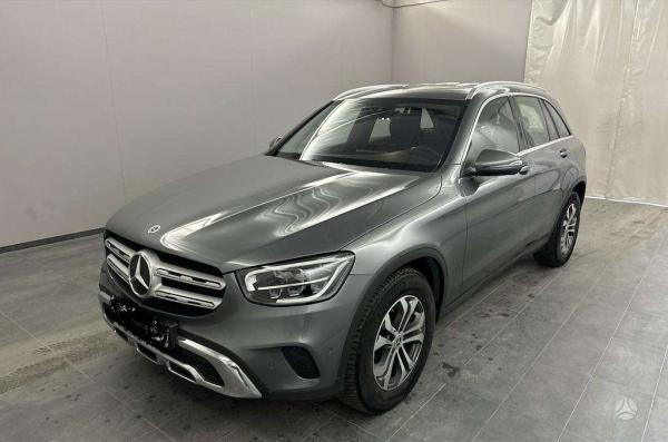 Grey Mercedes-Benz GLC 200 2022 in Vilnius, with an engine capacity of 1.95 L and mileage of 104 thousand km for 25999 €, photo 1 on AUTOMOTO.COM.LV