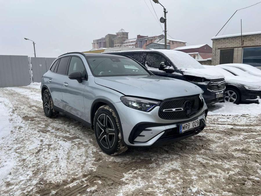 Pelēks Mercedes-Benz GLC 200 2023 Kauņa, ar dzinēja tilpumu 1.99 L un nobraukumu 73 tūkst. km par 32900 €, foto 1 vietnē AUTOMOTO.COM.LV