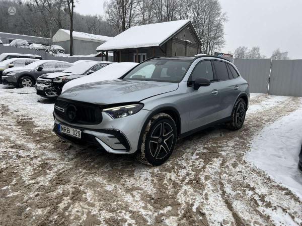 Pelēks Mercedes-Benz GLC 200 2023 Kauņa, ar dzinēja tilpumu 1.99 L un nobraukumu 73 tūkst. km par 32900 €, foto 2 vietnē AUTOMOTO.COM.LV
