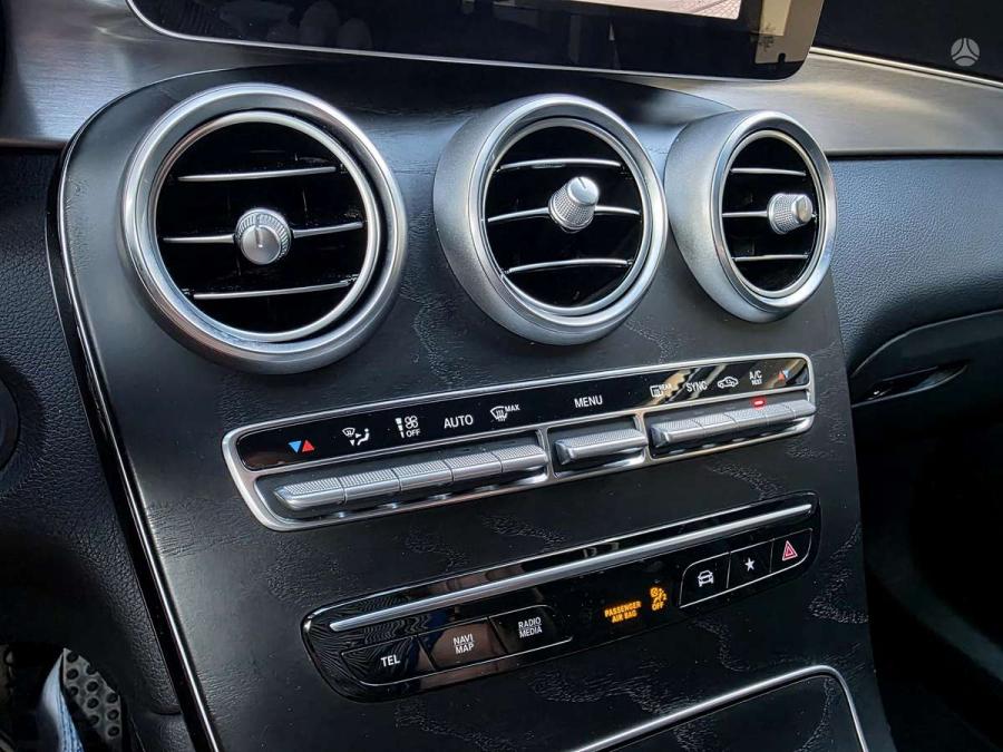 Black Mercedes-Benz GLC 220 2019 in Utena, with an engine capacity of 1.95 L and mileage of 159 thousand km for 28700 €, photo 21 on AUTOMOTO.COM.LV